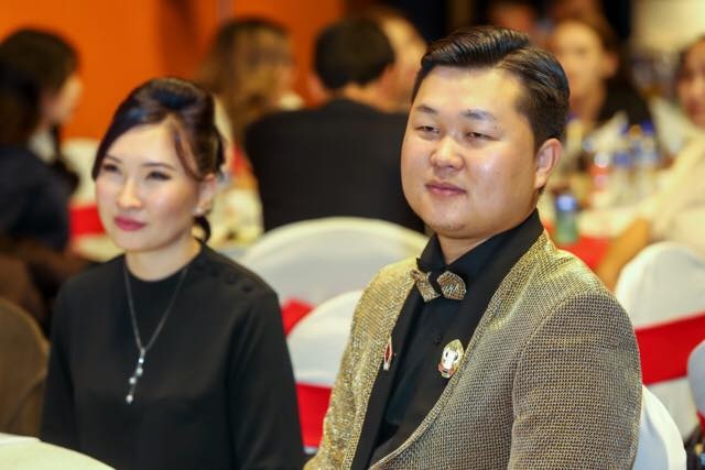 Нийслэлийн удирдлагууд “Ширээ цагаан нуур” ын гэрэлт хөшөөнд хүндэтгэл үзүүллээ Өглөө мн